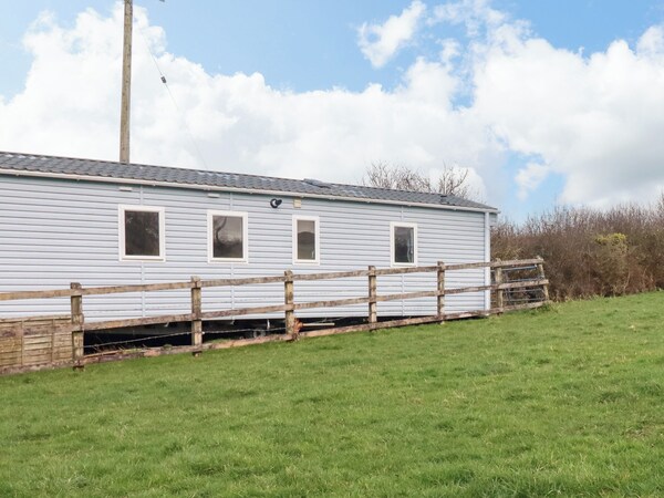 Little Trevorrick Caravan, Pet Friendly, With A Garden In St Issey - Edmonton, UK
