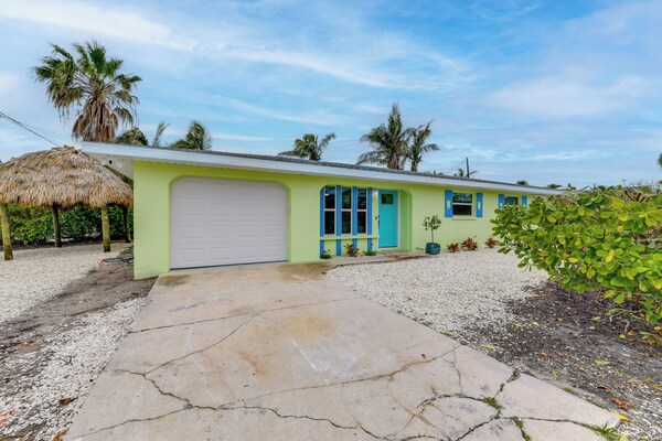 Walk To Beach: Tropical Retreat In Anna Maria - Holmes Beach, FL
