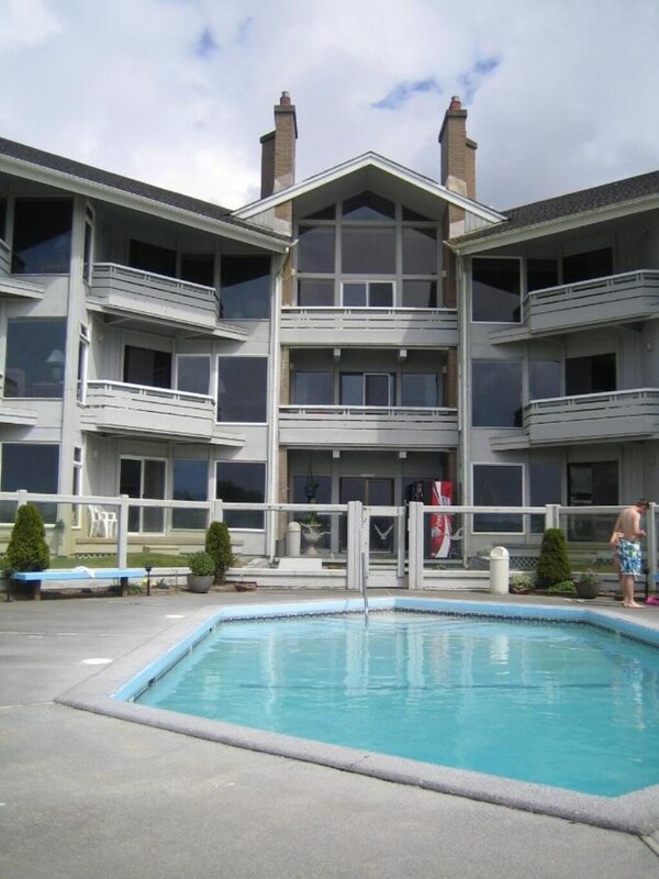 Adventure & Comfort  Ocean Stay W/ Pool, Fireplace & Private Balcony - Ocean Shores, WA
