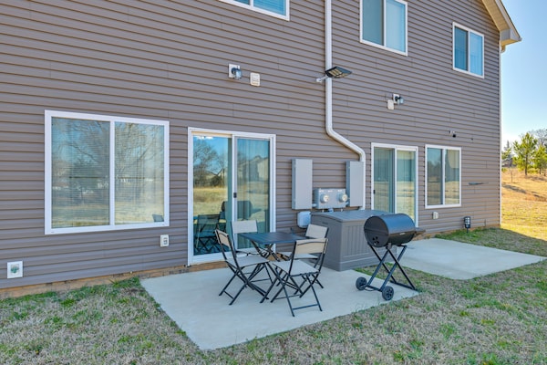 5 Mi To Charlotte Motor Speedway: Cozy Townhome - Concord, NC