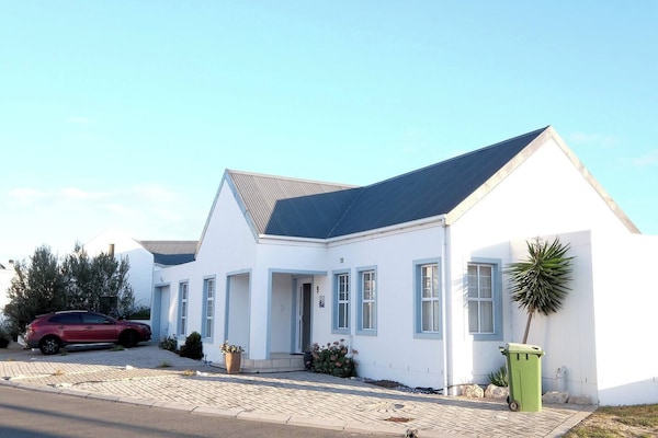 The Pelican - Stunning 3-bedroom Holiday Home In Langebaan - Langebaan