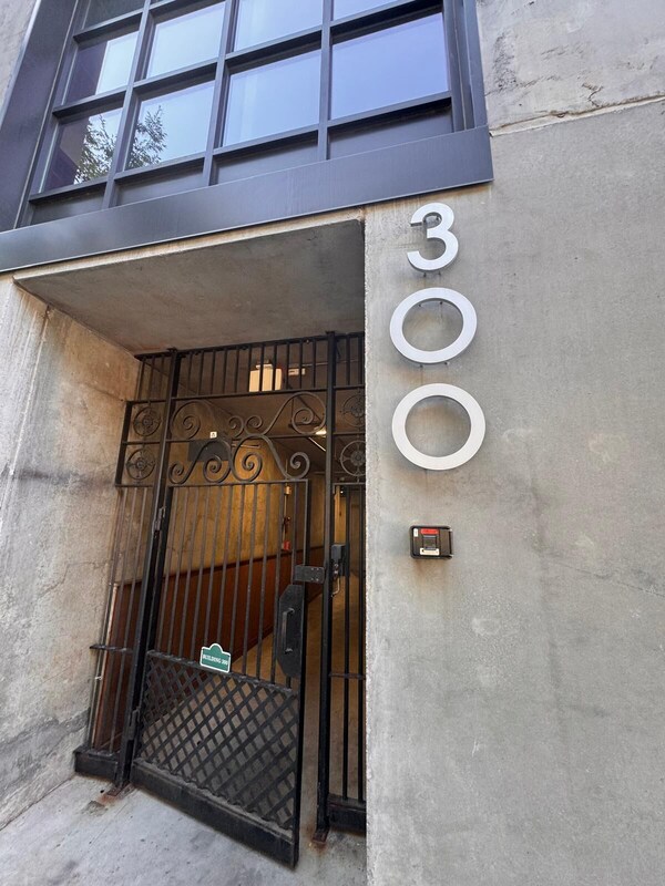 Chic Downtown Condo. Walk To Everything! - Charleston, SC