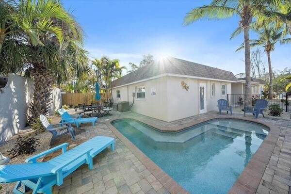 Resort Style Vacation Condo With A Pool On Siesta Key! - Siesta Key, FL