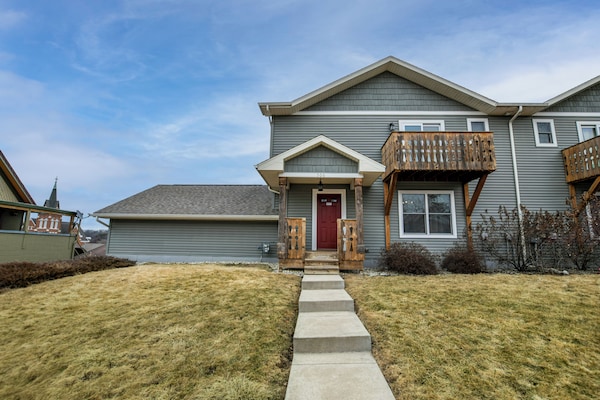 Updated 3-bedroom Duplex, Overlooking Picturesque Village Of New Glarus. - New Glarus, WI