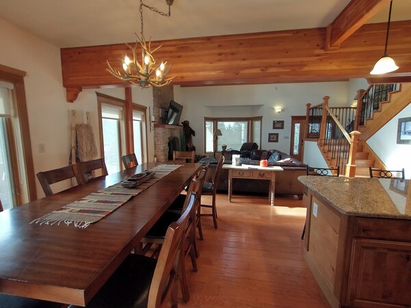 Grinning Bear Lodge: Hot Tub, Large Deck, Fire-pit & Mountain Serenity. - Angel Fire, NM