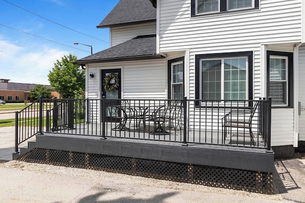 Completely Renovated On Lombardi - 3 Blocks To Lambeau Field - Green Bay, WI