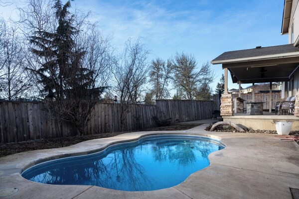 Xenia Retreat- North Roseburg Area Family Retreat With Seasonal Pool - Roseburg, OR