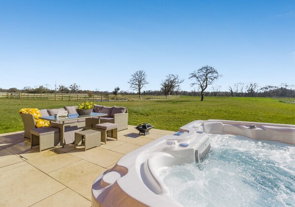 Woodhouse Grange - Five Bedroom House, Sleeps 10 - Cholmondeley Castle Gardens
