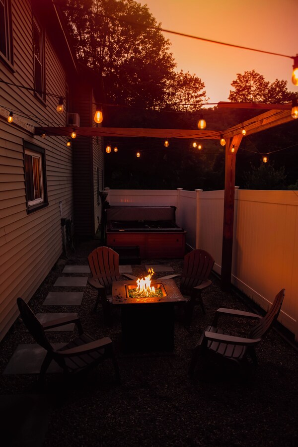 Couples 2 Bedroom Retreat - Hot Tub- Air Hockey -Close To Shelburnefalls - Massachusetts