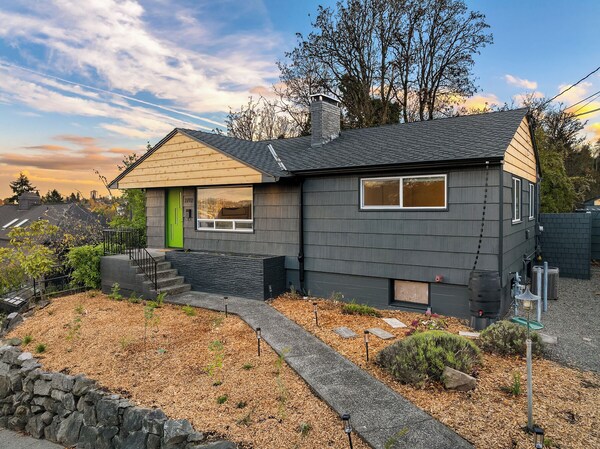 Luxury Spa, Patio, Deck & Views Of Puget Sound In The Heart Of Old Town, Tacoma - Federal Way, WA