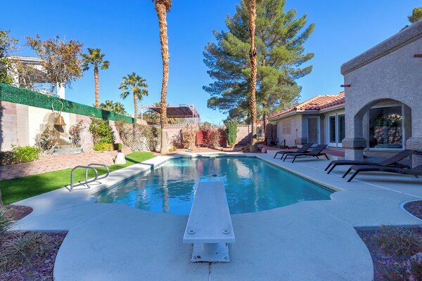 Luxurious Mansion Private Pickleball Court, Arcade, & Pool Fits 24 People Max! - Las Vegas, NV
