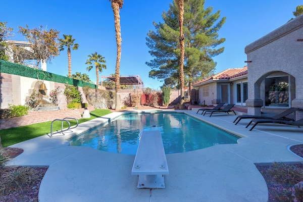 Luxurious Mansion Private Pickleball Court, Arcade, & Pool Fits 24 People Max! - Las Vegas, NV