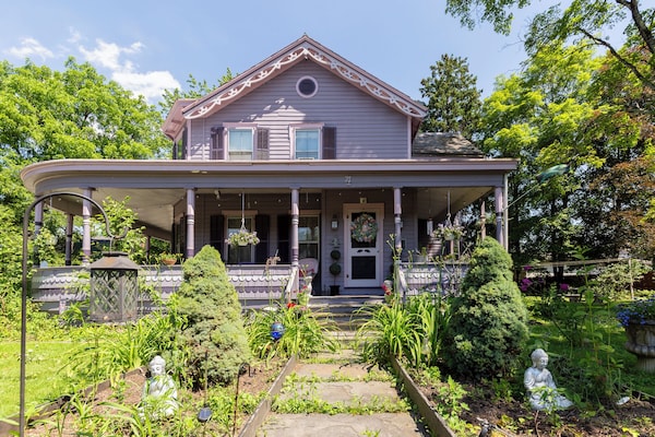 Two Bedrooms, Bath And Kitchenette In 1890 Victorian - Red Maple Vineyard, West Park