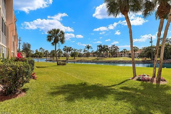 Cozy 2-bedroom Condo With Ac, Wifi In Fantastic Naples - Naples, FL
