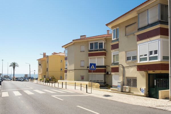 Charming 1-bedroom Apartment With Ac, Wifi In Welcoming Parede - Oeiras