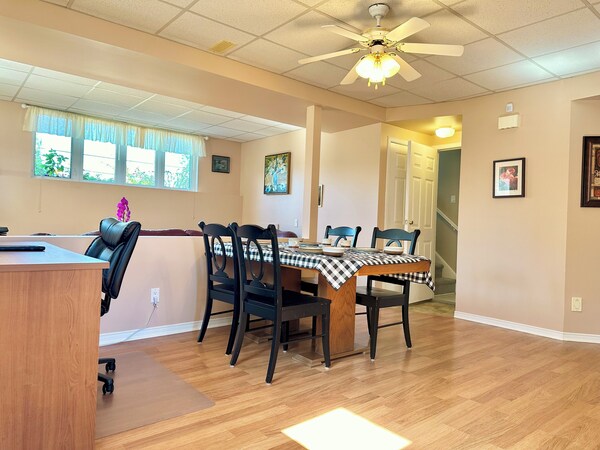 Entire Spacious Tranquil Unit W/free Parking - Gatineau