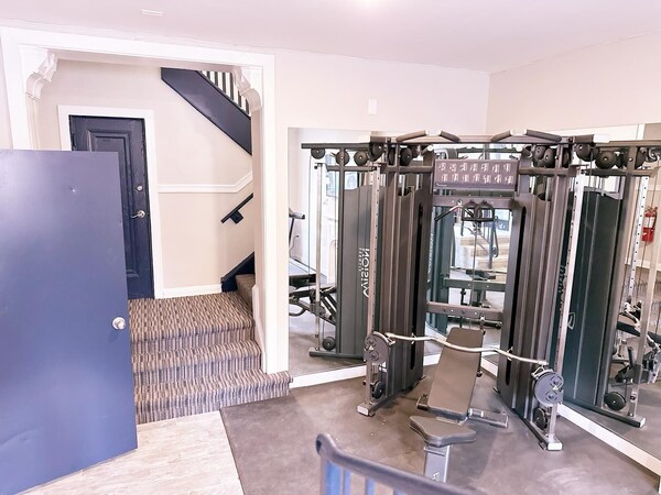 Cozy Unit Steps From Loyola Uni With Ac, Wifi, Fitness Room And Big Tv - Evanston