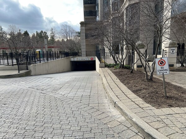 Entire Cozy Apartment With Free Underground Parking, Tunnel Access And Pool - Toronto