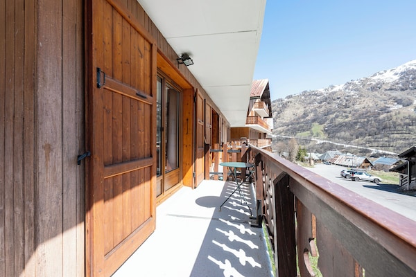 Apartment 'Les Arolles' With Mountain View, Shared Pool And Balcony - Valloire
