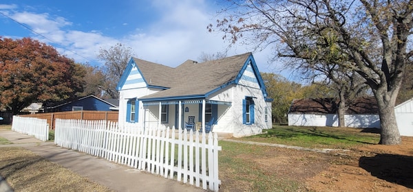 Bluebonnet Cottage: Victorian Home W 2/king Beds & Game Room In Central Cleburne - Keene, TX