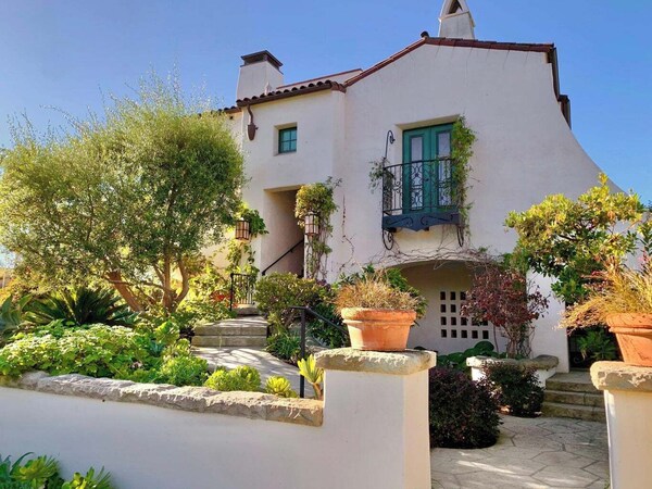 New! Casa Cielo In The Heart Of The Funk Zone, 2 Blocks To Beach, A/c, Pet Friendly! - Santa Barbara, CA