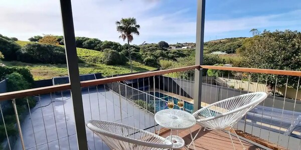 Beachside Fun With Pool & Sauna, Sleeps 16 - 월런공