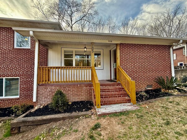 Fully Renovated 5br/2ba House - Ideal For Families & Business Travelers - Saluda Lake, SC