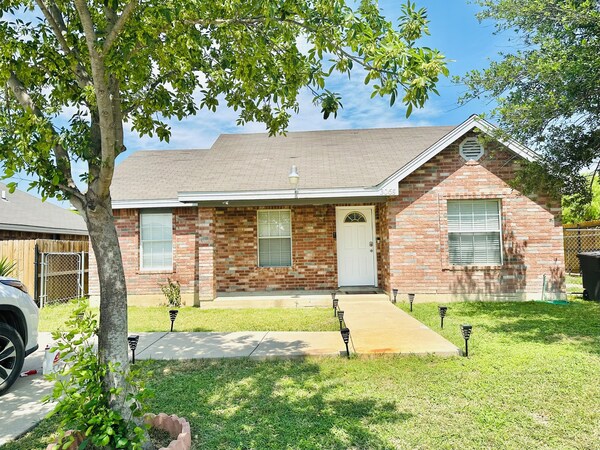 3-bed 2bath  House In  Eagle Pass With Ac, Wifi Government Per Diem Accepted - Eagle Pass, TX
