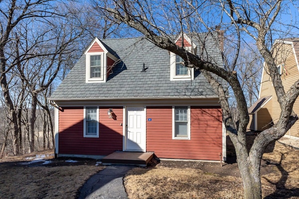 Escape To Our Ruby Ridge Cottage! - Galena, IL