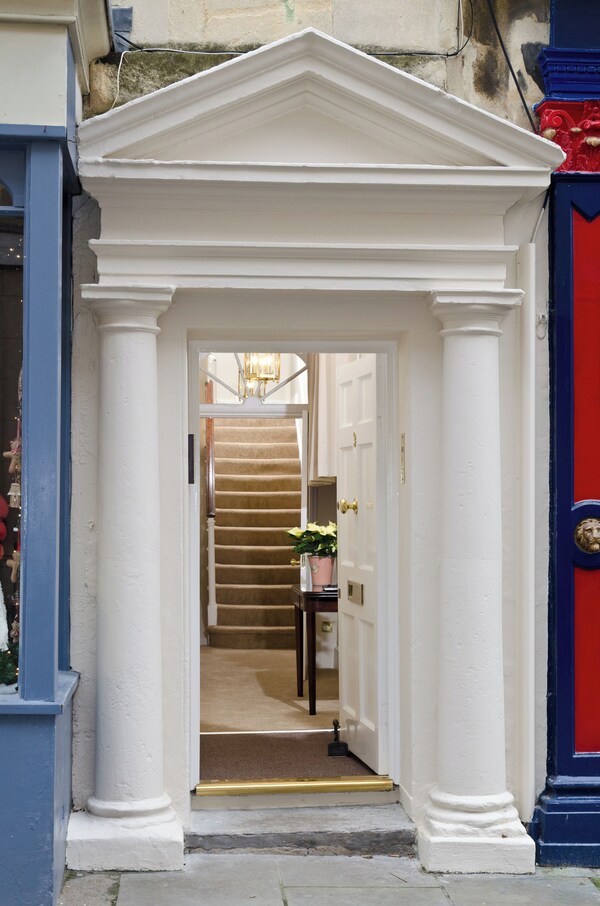 Lady Margaret's Georgian Townhouse In The Heart Of Historic Bath - Bath