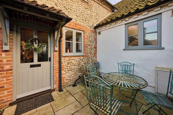 Host & Stay | Rock Rose - Holt
