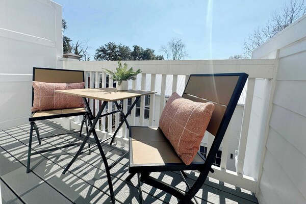 Spacious 3-floor Downtown Retreat - Prime Location - Savannah, GA