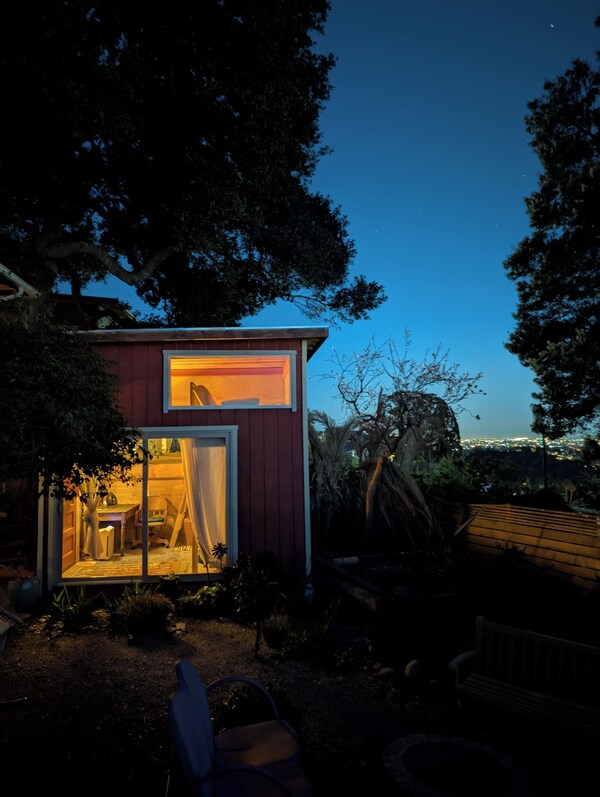 Hills Cottage With Panoramic Views & Hot Tub. Pet Friendly! - Oakland, CA