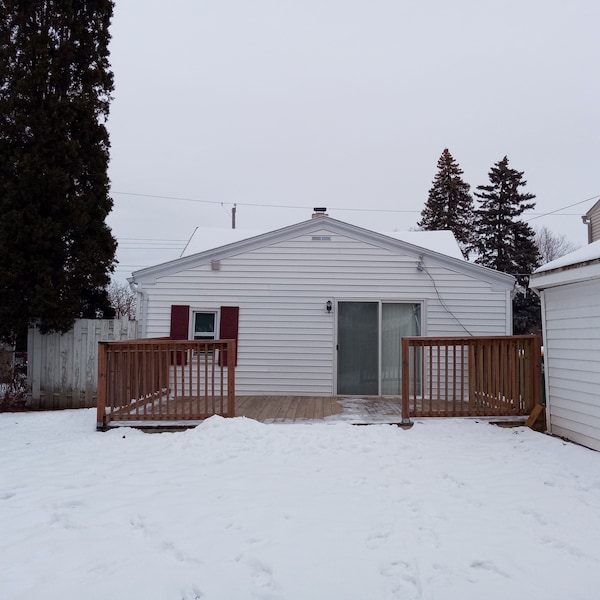 Charming 2-bedroom House With Ac, Wifi In Serene Green Bay - Green Bay, WI
