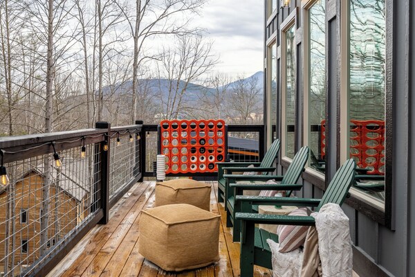 Luxury Cabin, Sleeps 16, Heated Indoor Pool, Hot Tub, Downtown Gatlinburg - Gatlinburg, TN