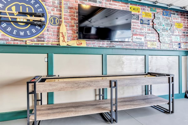 Lambeau Lodge Near The Heart Of Titletown District, Green Bay - Green Bay, WI