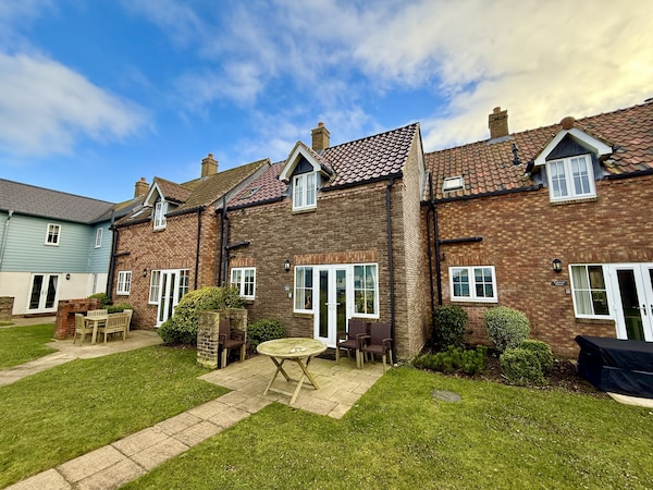 Stunning Coastal Cottage - Sleeping 5 In 2 Bedrooms - Pool And Beach Access Included. - Filey
