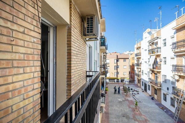 Bright Apartment Near Sevilles Historic Center - Seville
