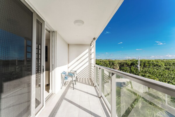 Modern 2br/2ba With Balcony- Directly Across From The Beach - Boca Raton, FL