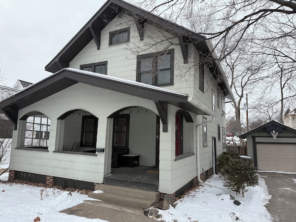 Spacious 4-bedroom House Central To Des Moines Near Drake Univ. Fenced Yard - Des Moines