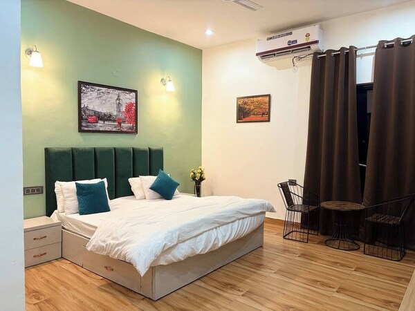 Spacious 5-bedroom Farmhouse In Cool Gurugram With Ac, Wifi - 
