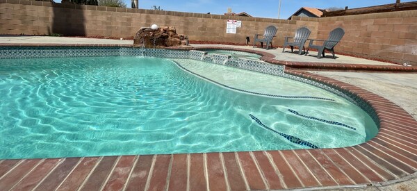 5 Min Drive From The Blvd. Family Sized Home With A Pool, Spa And Built In Bbq! - Lancaster, CA