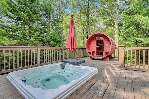[New] Lux Pocono: 3.7-acre W/ Hot Tub, Sauna, Game Room & More Premium Amenities - Pocono Lake, PA
