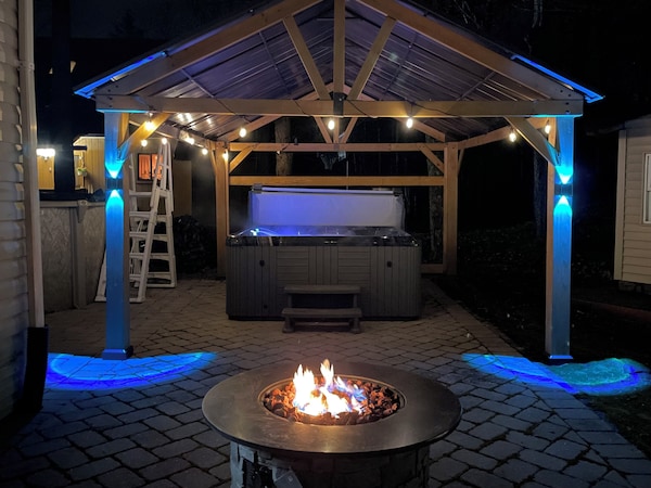 Lacasa Pocono With Private Swimming Pool, Jacuzzi, Game Room & Playground - Mount Pocono, PA