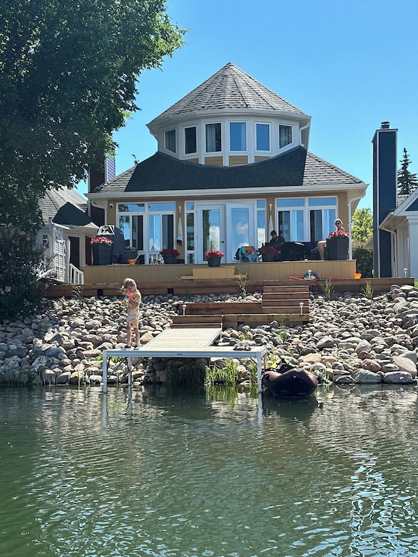 Lakefront Home With Luxurious Comfort  Showcasing Life At The Lake! - Sylvan Lake