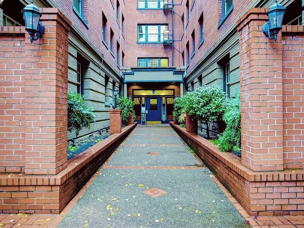 Fully Furnished Condo, Unbeatable Location - Nob Hill/nw Alphabet - Free Parking - Beaverton, OR