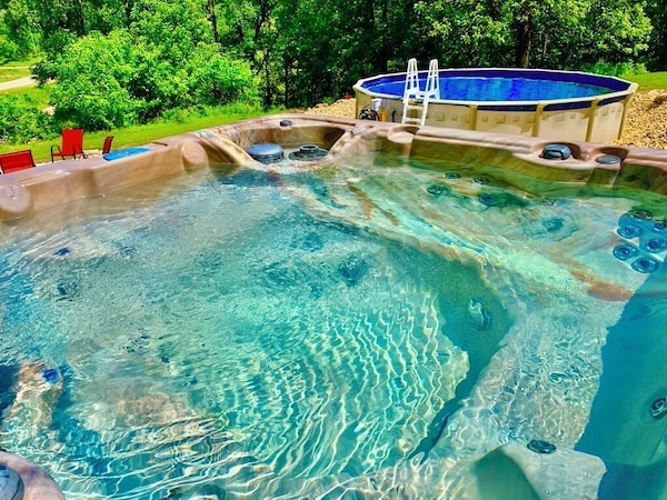 Wexford Hollow... 6 Bedroom Cabin W/pool & Hot Tub - Harpers Ferry, IA
