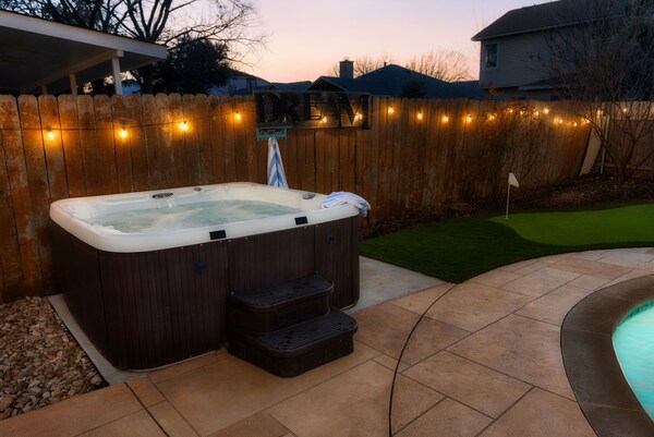 Pool+hottub+firepit+grill+billiards+minigolf+ps4 - Pflugerville, TX