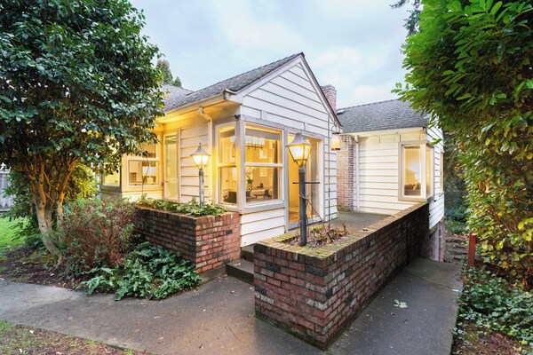 4 Bedroom Bungalow With Lakeview In Seattle - 벨뷰