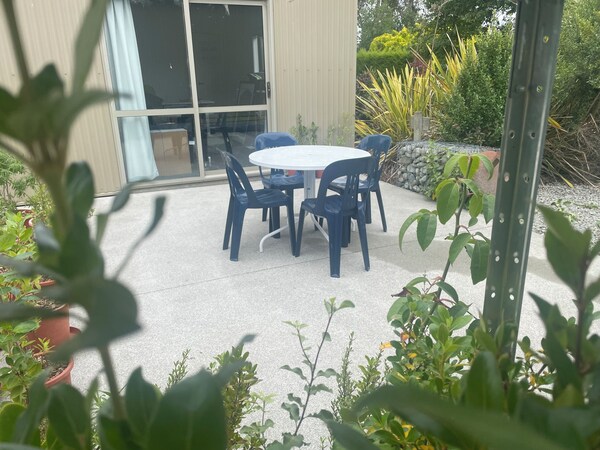 Country Getaway - Studio Room With Ensuite In Seven-acre Landscaped Gardens. - Temuka
